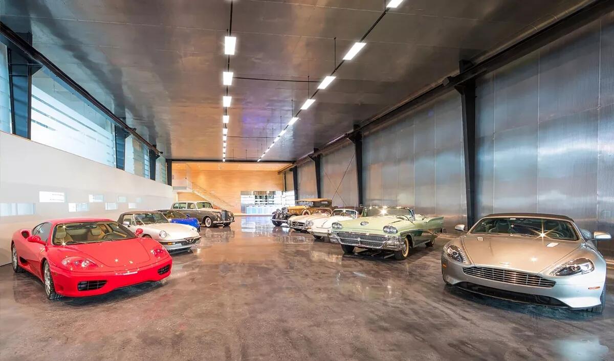 What is LED Track Panel Light? What are its Features and Uses - OLAMLED